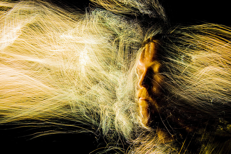 Alex DeForest réinvente l'autoportrait grâce au lightpainting