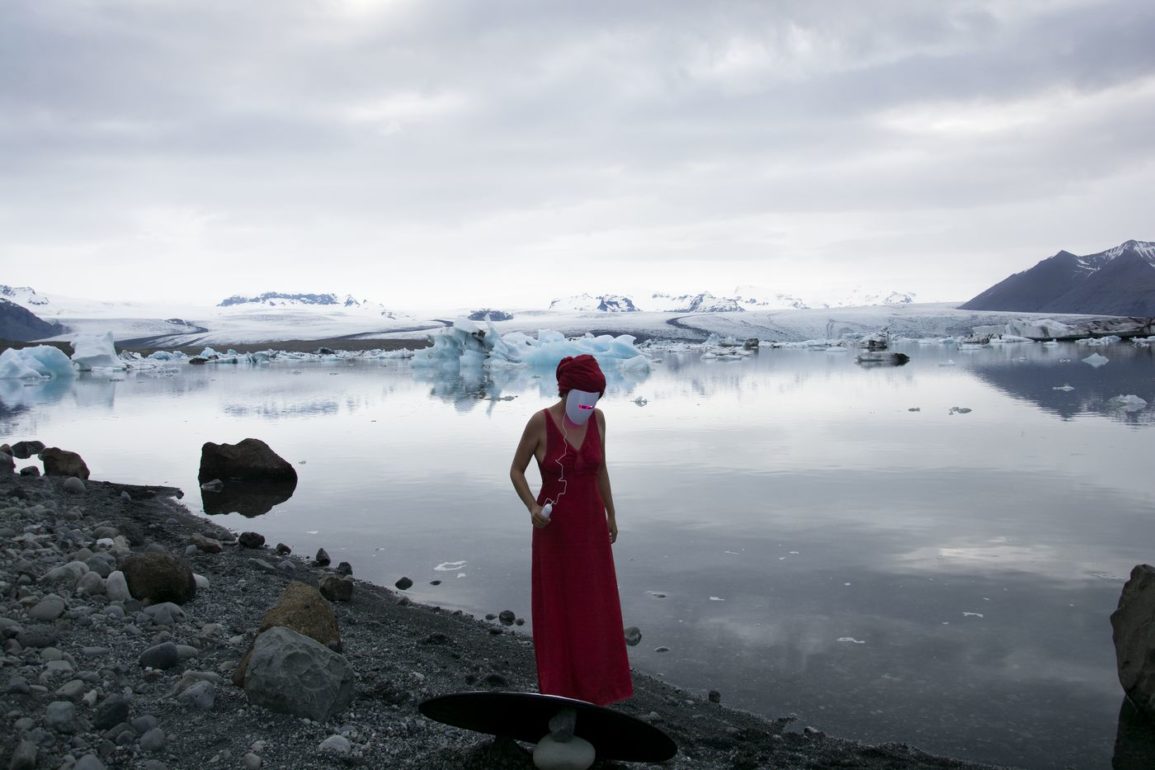 Expo "Dress Code" à la Fondation MRO : 40 artistes posent leur regard ...