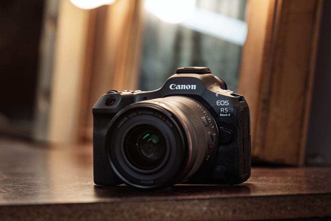 Canon EOS R5 Mark II : 45 Mpx stacked, rafale 30 i/s, AF boosté à l'IA ...