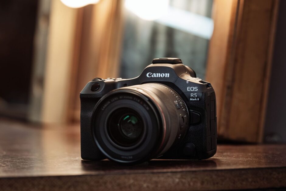 Canon EOS R5 Mark II : 45 Mpx stacked, rafale 30 i/s, AF boosté à l'IA ...