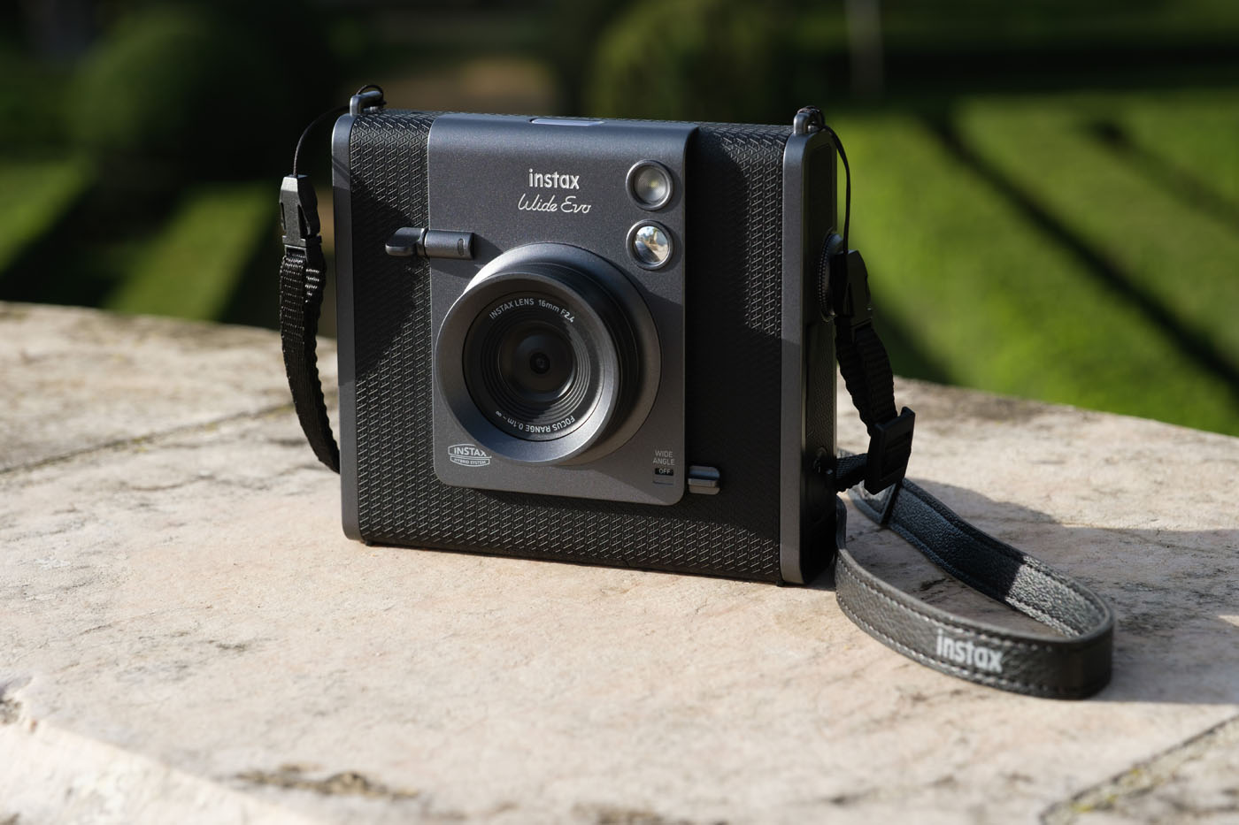 Instax Wide Evo : l’hybride instantané grand format qui allie rétro et ...