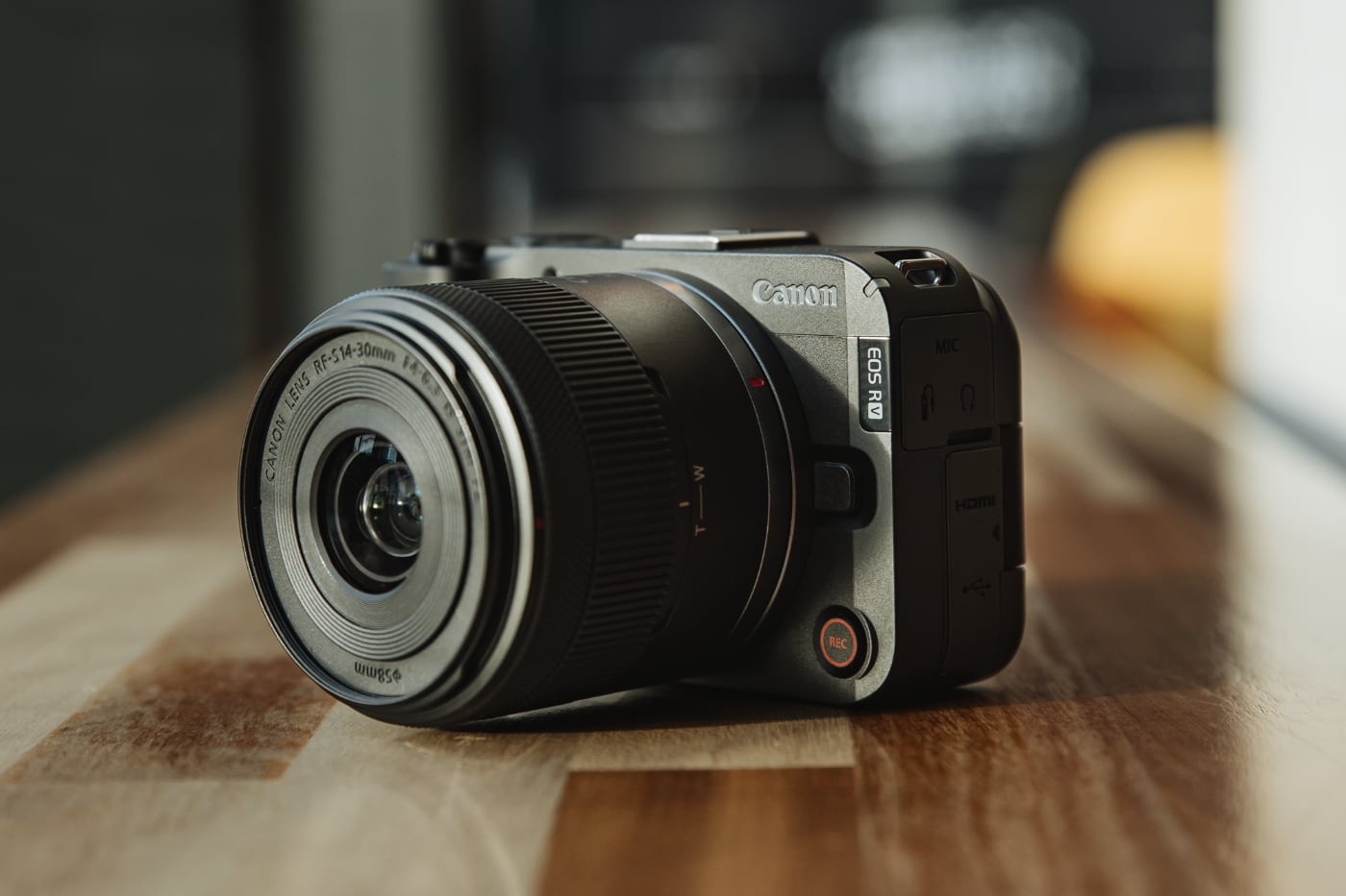 Canon EOS R50V : l'hybride APS-C dédié aux vidéastes et aux vloggers